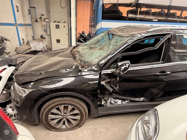 Black Volkswagen Tiguan 2024 in Siauliai, with an engine capacity of 1.50 L and mileage of 28 thousand km for 8200 €, photo 3 on AUTOMOTO.COM.LV