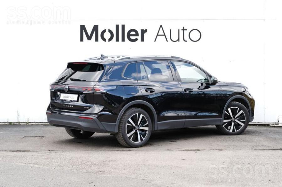 Black Volkswagen Tiguan 2024 in Riga, with an engine capacity of 1.50 L and mileage of 46 thousand km for 30900 €, photo 5 on AUTOMOTO.COM.LV