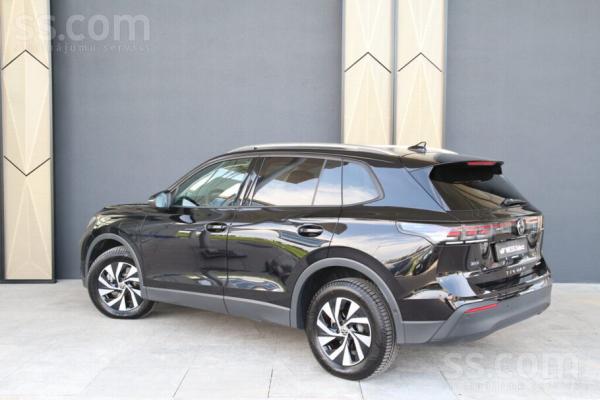 Melns Volkswagen Tiguan 2024 Rīga, ar dzinēja tilpumu 1.50 L un nobraukumu 17 tūkst. km par 34900 €, foto 4 vietnē AUTOMOTO.COM.LV