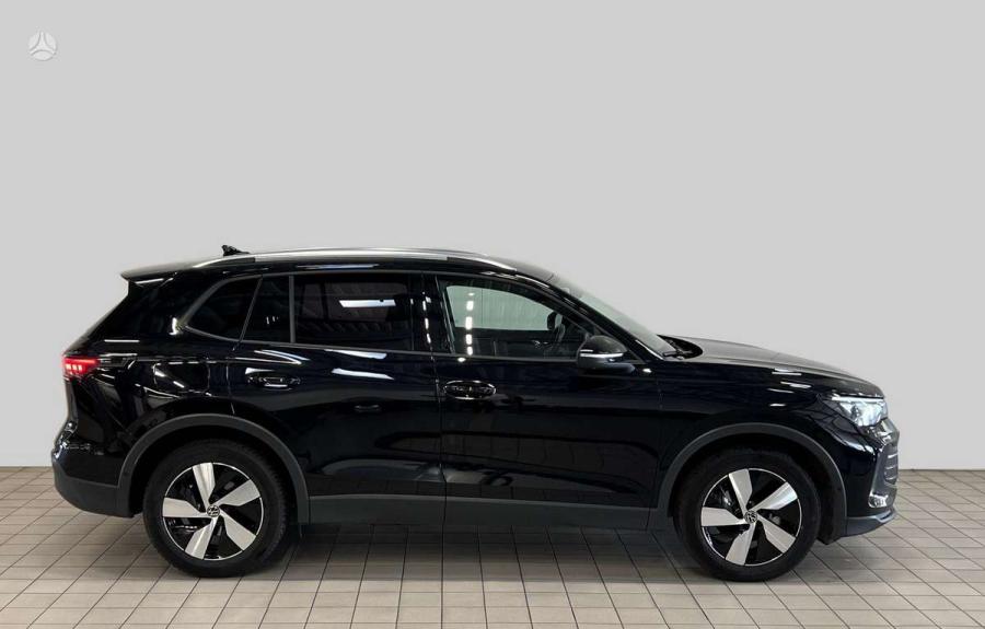 Melns Volkswagen Tiguan 2024 Kauņa, ar dzinēja tilpumu 1.50 L un nobraukumu 0 tūkst. km par 29600 €, foto 4 vietnē AUTOMOTO.COM.LV