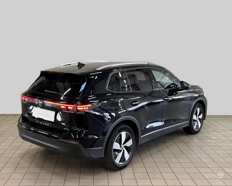 Melns Volkswagen Tiguan 2024 Kauņa, ar dzinēja tilpumu 1.50 L un nobraukumu 0 tūkst. km par 29600 €, foto 5 vietnē AUTOMOTO.COM.LV