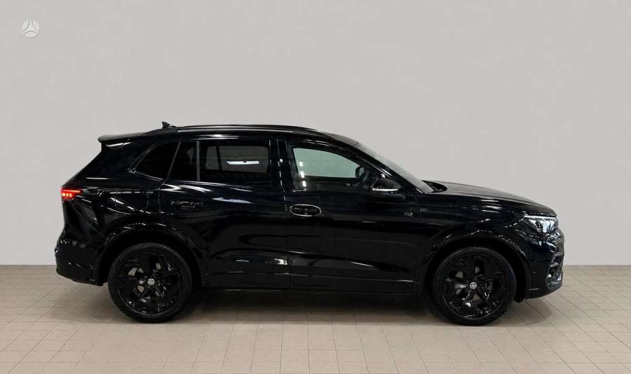 Black Volkswagen Tiguan 2024 in Kaunas, with an engine capacity of 1.50 L and mileage of 34 thousand km for 39500 €, photo 4 on AUTOMOTO.COM.LV
