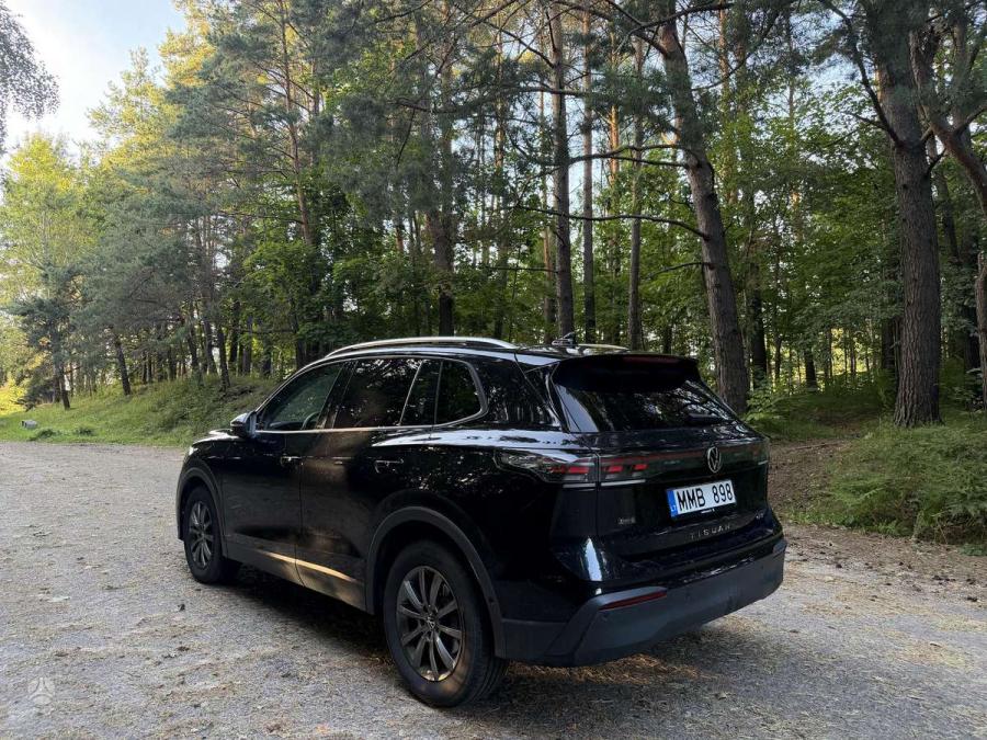 Black Volkswagen Tiguan 2024 in Vilnius, with an engine capacity of 1.50 L and mileage of 47 thousand km for 28500 €, photo 4 on AUTOMOTO.COM.LV
