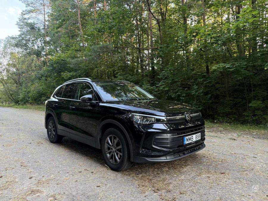 Black Volkswagen Tiguan 2024 in Vilnius, with an engine capacity of 1.50 L and mileage of 47 thousand km for 28500 €, photo 8 on AUTOMOTO.COM.LV