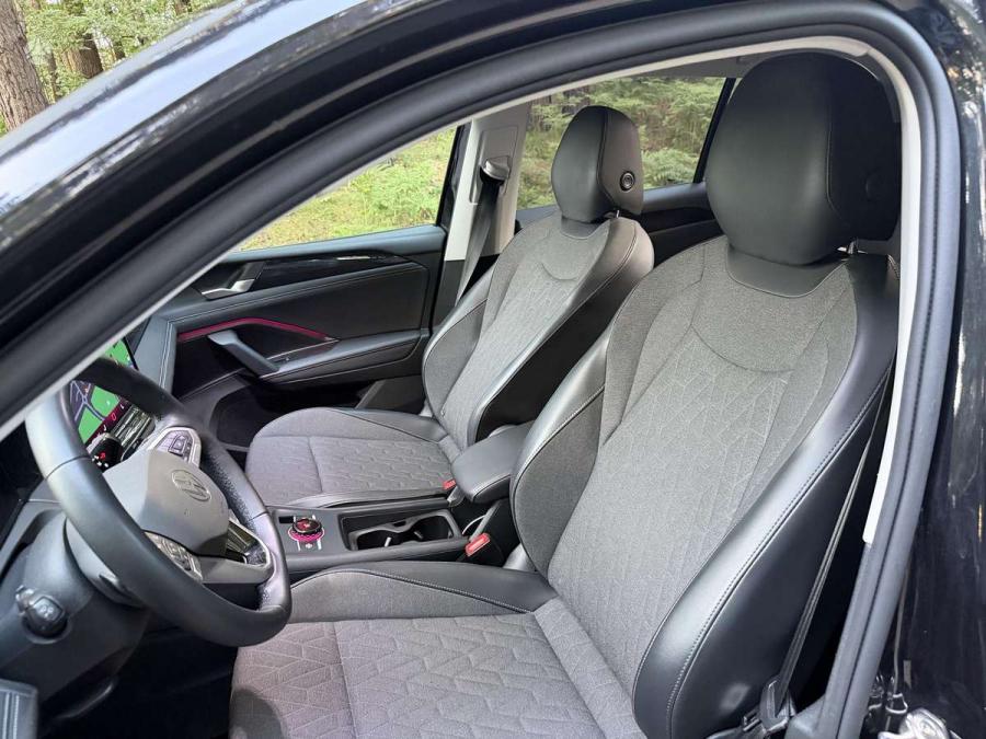 Black Volkswagen Tiguan 2024 in Vilnius, with an engine capacity of 1.50 L and mileage of 47 thousand km for 28500 €, photo 11 on AUTOMOTO.COM.LV