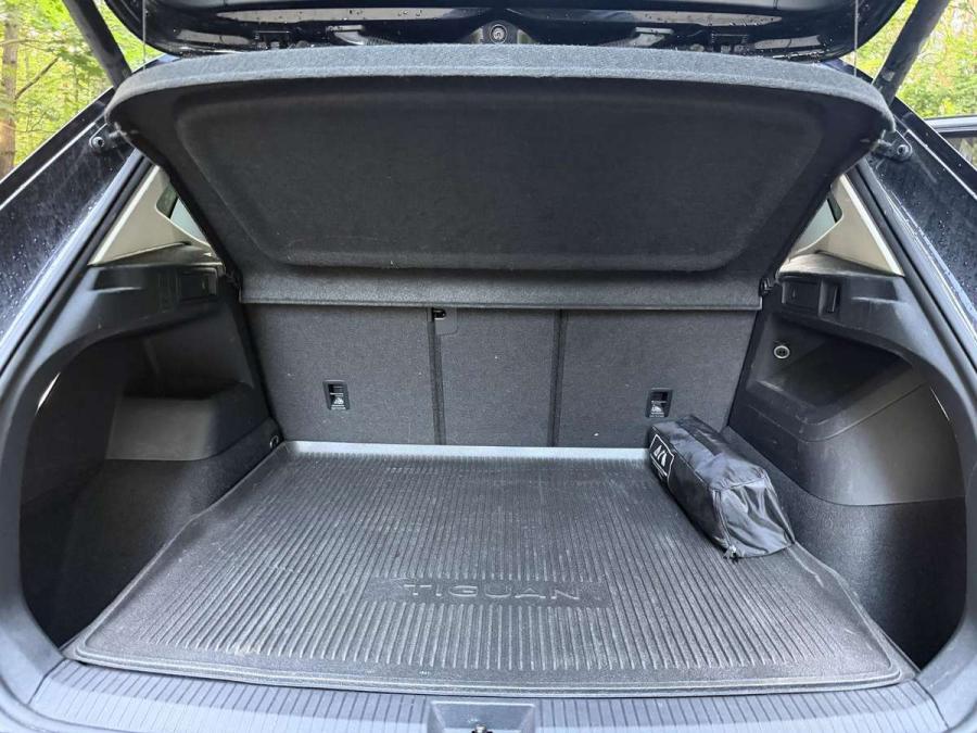 Black Volkswagen Tiguan 2024 in Vilnius, with an engine capacity of 1.50 L and mileage of 47 thousand km for 28500 €, photo 23 on AUTOMOTO.COM.LV