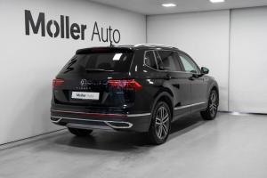 Black Volkswagen Tiguan 2024 in Vilnius, with an engine capacity of 2.00 L and mileage of 25 thousand km for 30950 €, photo 4 on AUTOMOTO.COM.LV