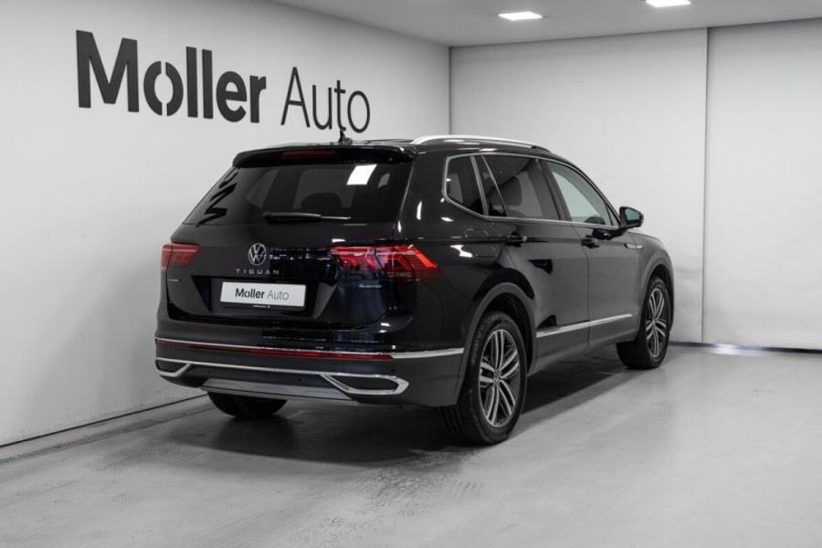Black Volkswagen Tiguan 2024 in Vilnius, with an engine capacity of 2.00 L and mileage of 25 thousand km for 30950 €, photo 4 on AUTOMOTO.COM.LV