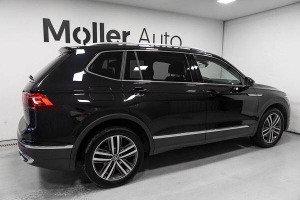 Black Volkswagen Tiguan 2024 in Vilnius, with an engine capacity of 2.00 L and mileage of 25 thousand km for 30950 €, photo 5 on AUTOMOTO.COM.LV