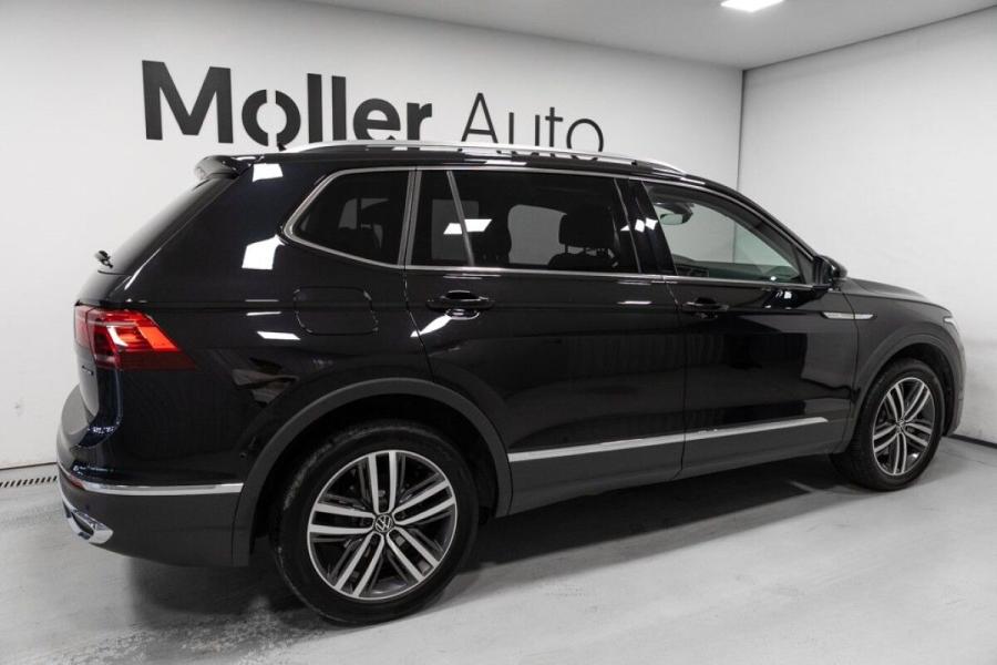 Black Volkswagen Tiguan 2024 in Vilnius, with an engine capacity of 2.00 L and mileage of 25 thousand km for 30950 €, photo 5 on AUTOMOTO.COM.LV