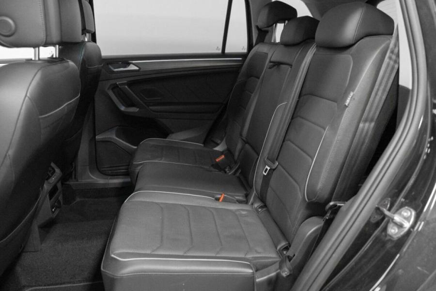 Black Volkswagen Tiguan 2024 in Vilnius, with an engine capacity of 2.00 L and mileage of 25 thousand km for 30950 €, photo 7 on AUTOMOTO.COM.LV