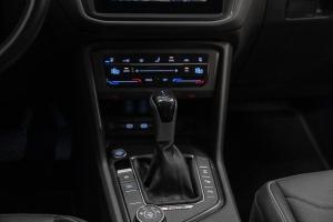 Black Volkswagen Tiguan 2024 in Vilnius, with an engine capacity of 2.00 L and mileage of 25 thousand km for 30950 €, photo 23 on AUTOMOTO.COM.LV