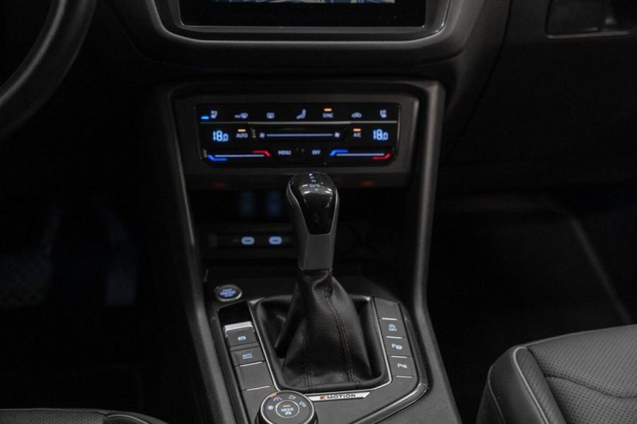 Black Volkswagen Tiguan 2024 in Vilnius, with an engine capacity of 2.00 L and mileage of 25 thousand km for 30950 €, photo 23 on AUTOMOTO.COM.LV