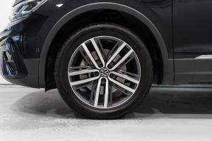 Black Volkswagen Tiguan 2024 in Vilnius, with an engine capacity of 2.00 L and mileage of 25 thousand km for 30950 €, photo 27 on AUTOMOTO.COM.LV
