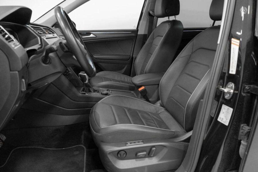 Black Volkswagen Tiguan 2024 in Vilnius, with an engine capacity of 2.00 L and mileage of 25 thousand km for 30950 €, photo 6 on AUTOMOTO.COM.LV