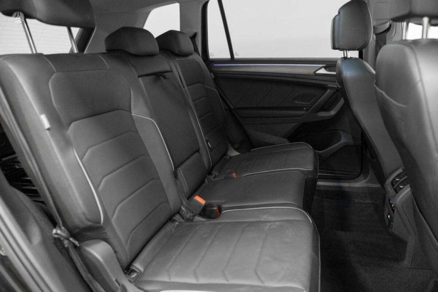 Black Volkswagen Tiguan 2024 in Vilnius, with an engine capacity of 2.00 L and mileage of 25 thousand km for 30950 €, photo 9 on AUTOMOTO.COM.LV