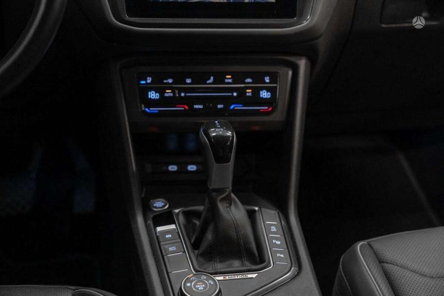 Black Volkswagen Tiguan 2024 in Vilnius, with an engine capacity of 2.00 L and mileage of 25 thousand km for 30950 €, photo 23 on AUTOMOTO.COM.LV