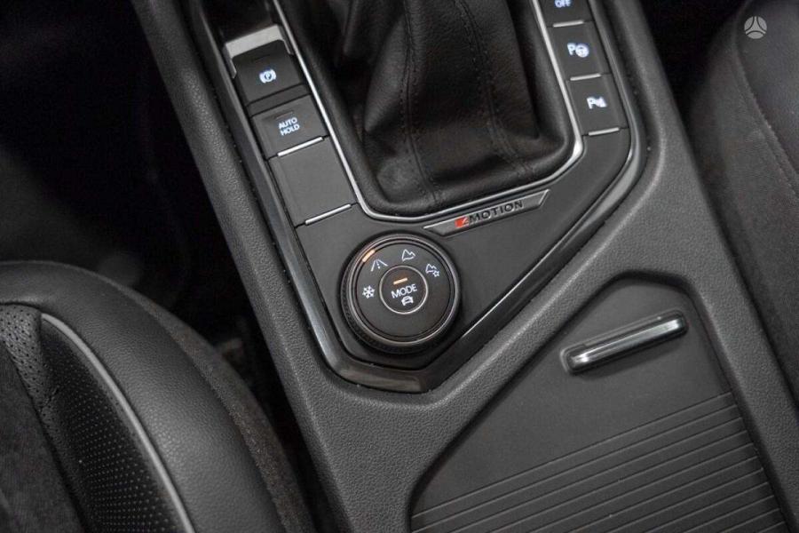 Black Volkswagen Tiguan 2024 in Vilnius, with an engine capacity of 2.00 L and mileage of 25 thousand km for 30950 €, photo 24 on AUTOMOTO.COM.LV