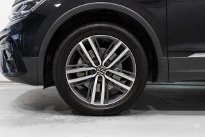 Black Volkswagen Tiguan 2024 in Vilnius, with an engine capacity of 2.00 L and mileage of 25 thousand km for 30950 €, photo 27 on AUTOMOTO.COM.LV