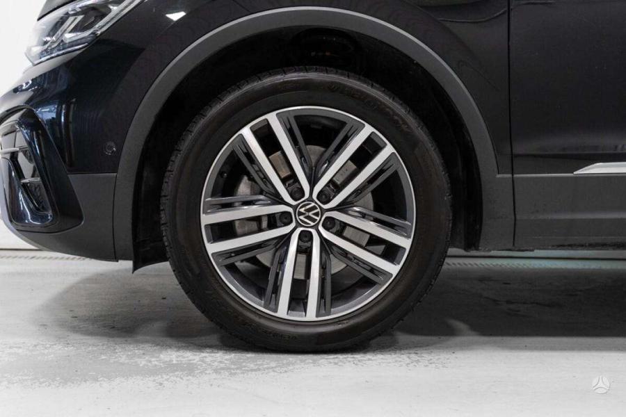 Black Volkswagen Tiguan 2024 in Vilnius, with an engine capacity of 2.00 L and mileage of 25 thousand km for 30950 €, photo 27 on AUTOMOTO.COM.LV