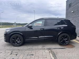 Black Volkswagen Tiguan 2024 in Riga, with an engine capacity of 1.50 L and mileage of 33 thousand km for 36900 €, photo 3 on AUTOMOTO.COM.LV