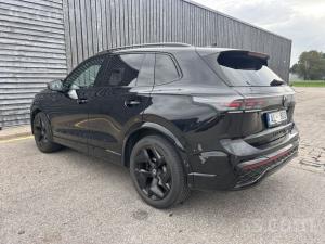 Black Volkswagen Tiguan 2024 in Riga, with an engine capacity of 1.50 L and mileage of 33 thousand km for 36900 €, photo 4 on AUTOMOTO.COM.LV