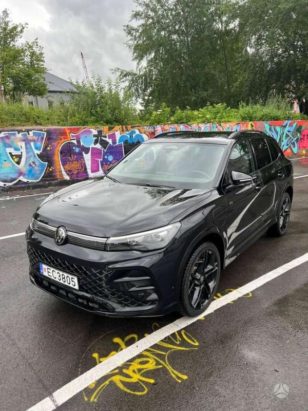 Melns Volkswagen Tiguan 2025 Klaipėda, ar dzinēja tilpumu 1.50 L un nobraukumu 39 tūkst. km par 40200 €, foto 1 vietnē AUTOMOTO.COM.LV