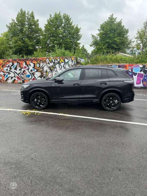 Melns Volkswagen Tiguan 2025 Klaipėda, ar dzinēja tilpumu 1.50 L un nobraukumu 39 tūkst. km par 40200 €, foto 4 vietnē AUTOMOTO.COM.LV