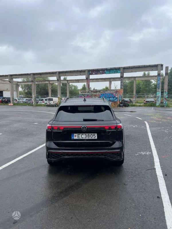 Melns Volkswagen Tiguan 2025 Klaipėda, ar dzinēja tilpumu 1.50 L un nobraukumu 39 tūkst. km par 40200 €, foto 6 vietnē AUTOMOTO.COM.LV