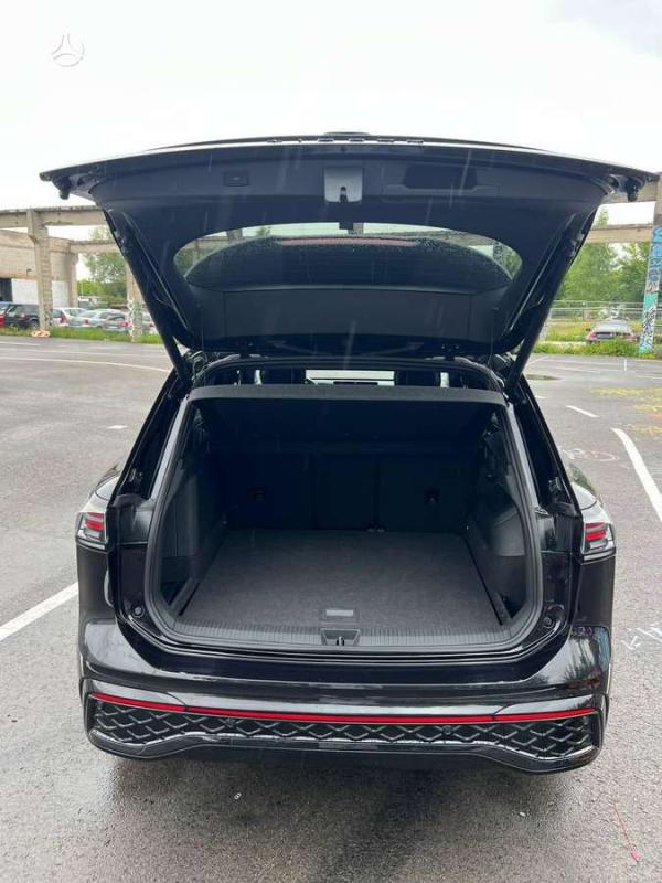 Melns Volkswagen Tiguan 2025 Klaipėda, ar dzinēja tilpumu 1.50 L un nobraukumu 39 tūkst. km par 40200 €, foto 7 vietnē AUTOMOTO.COM.LV