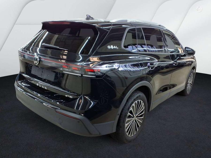 Black Volkswagen Tiguan 2025 in Vilnius, with an engine capacity of 1.50 L and mileage of 20 thousand km for 29300 €, photo 3 on AUTOMOTO.COM.LV