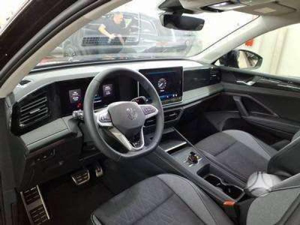 Melns Volkswagen Tiguan 2025 Viļņa, ar dzinēja tilpumu 1.50 L un nobraukumu 20 tūkst. km par 29300 €, foto 3 vietnē AUTOMOTO.COM.LV