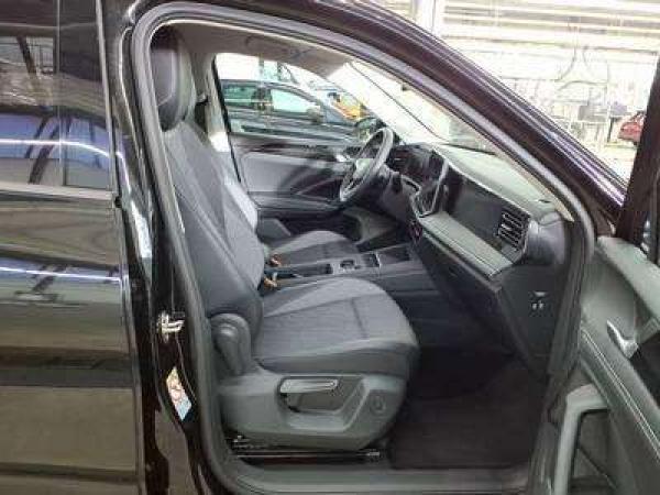 Melns Volkswagen Tiguan 2025 Viļņa, ar dzinēja tilpumu 1.50 L un nobraukumu 20 tūkst. km par 29300 €, foto 4 vietnē AUTOMOTO.COM.LV