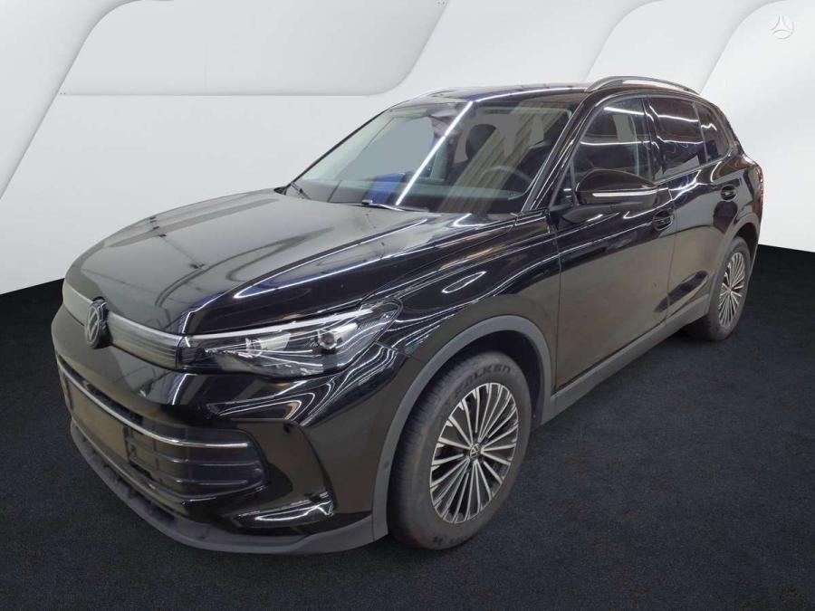 Melns Volkswagen Tiguan 2025 Viļņa, ar dzinēja tilpumu 1.50 L un nobraukumu 22 tūkst. km par 28900 €, foto 1 vietnē AUTOMOTO.COM.LV