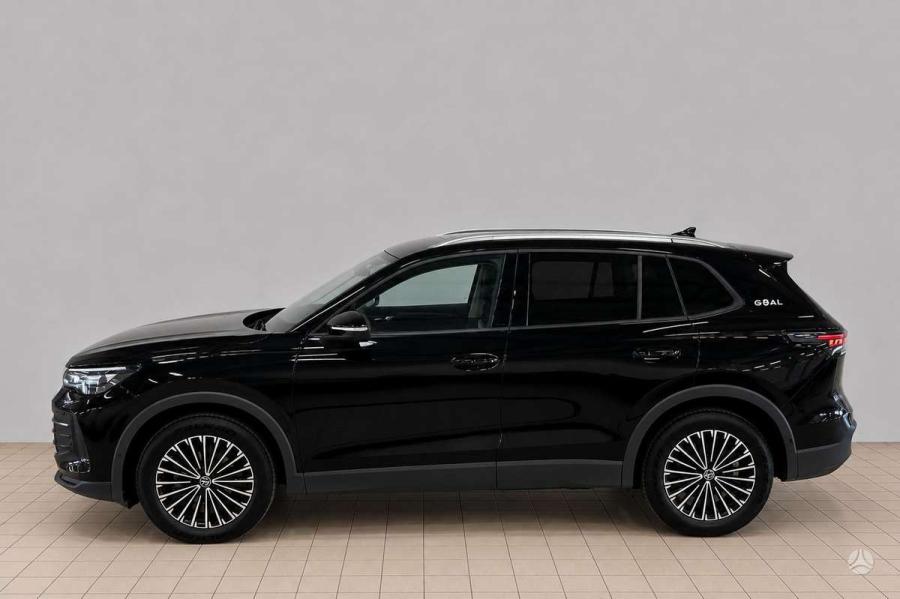 Black Volkswagen Tiguan 2025 in Kaunas, with an engine capacity of 1.50 L and mileage of 26 thousand km for 28800 €, photo 3 on AUTOMOTO.COM.LV