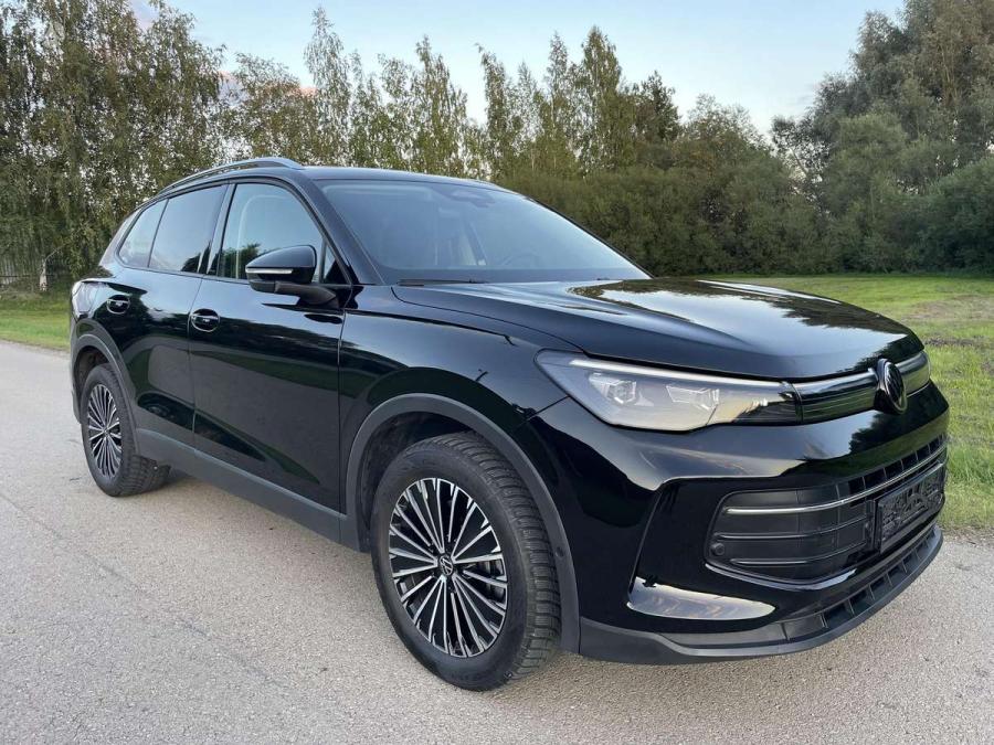 Black Volkswagen Tiguan 2025 in Vilkaviskis, with an engine capacity of 1.97 L and mileage of 60 thousand km for 29600 €, photo 3 on AUTOMOTO.COM.LV