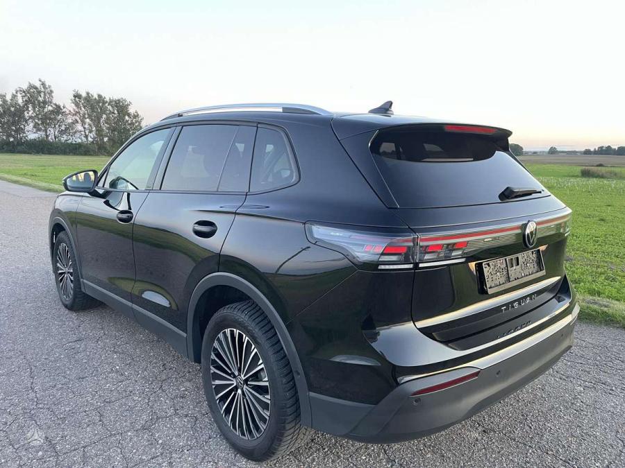 Black Volkswagen Tiguan 2025 in Vilkaviskis, with an engine capacity of 1.97 L and mileage of 60 thousand km for 29600 €, photo 5 on AUTOMOTO.COM.LV