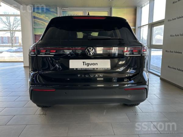Melns Volkswagen Tiguan 2026 Valmiera, ar dzinēja tilpumu 1.50 L un nobraukumu 10 tūkst. km par 35900 €, foto 5 vietnē AUTOMOTO.COM.LV
