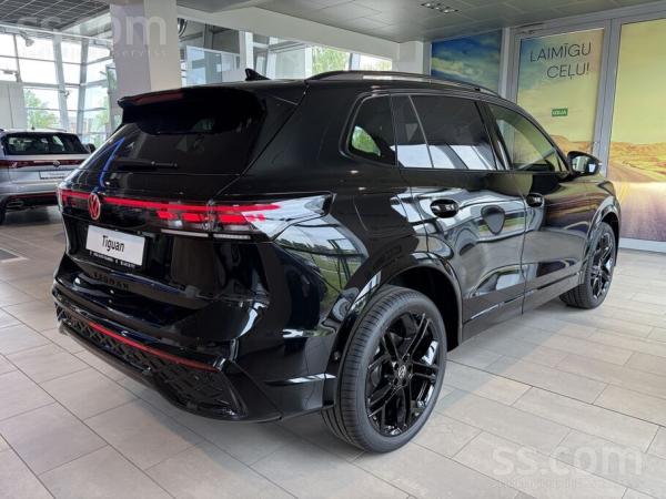 Melns Volkswagen Tiguan 2026 Valmiera, ar dzinēja tilpumu 2.00 L un nobraukumu 10 tūkst. km par 52175 €, foto 2 vietnē AUTOMOTO.COM.LV