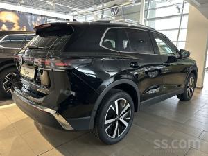 Melns Volkswagen Tiguan 2026 Valmiera, ar dzinēja tilpumu 2.00 L un nobraukumu 0 tūkst. km par 44550 €, foto 4 vietnē AUTOMOTO.COM.LV