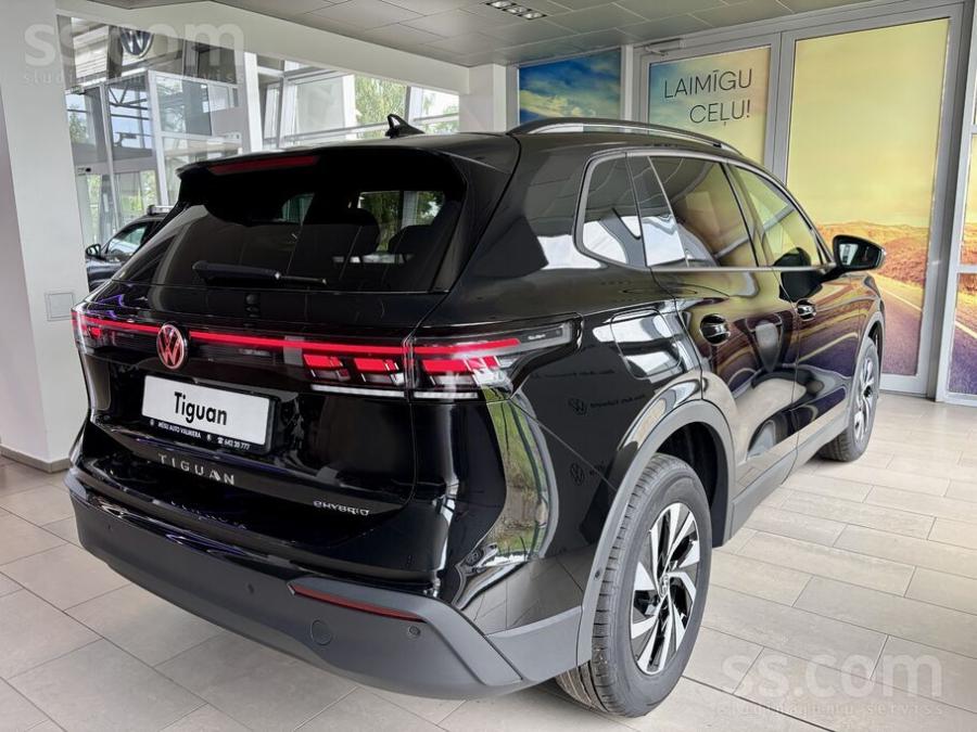 Black Volkswagen Tiguan 2026 in Valmiera, with an engine capacity of 1.50 L and mileage of 0 thousand km for 38129 €, photo 5 on AUTOMOTO.COM.LV