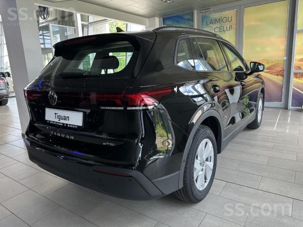 Black Volkswagen Tiguan 2026 in Valmiera, with an engine capacity of 1.50 L and mileage of 0 thousand km for 34270 €, photo 4 on AUTOMOTO.COM.LV