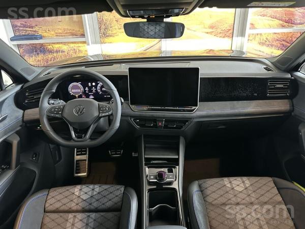 Black Volkswagen Tiguan 2026 in Valmiera, with an engine capacity of 2.00 L and mileage of 0 thousand km for 49090 €, photo 7 on AUTOMOTO.COM.LV