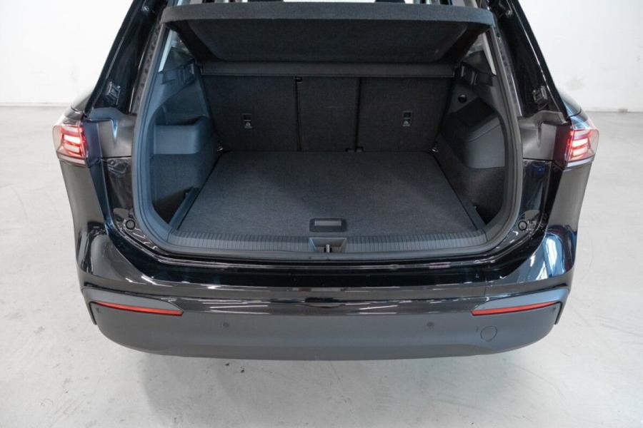 Black Volkswagen Tiguan 2026 in Vilnius, with an engine capacity of 1.50 L and mileage of 11 thousand km for 32600 €, photo 22 on AUTOMOTO.COM.LV