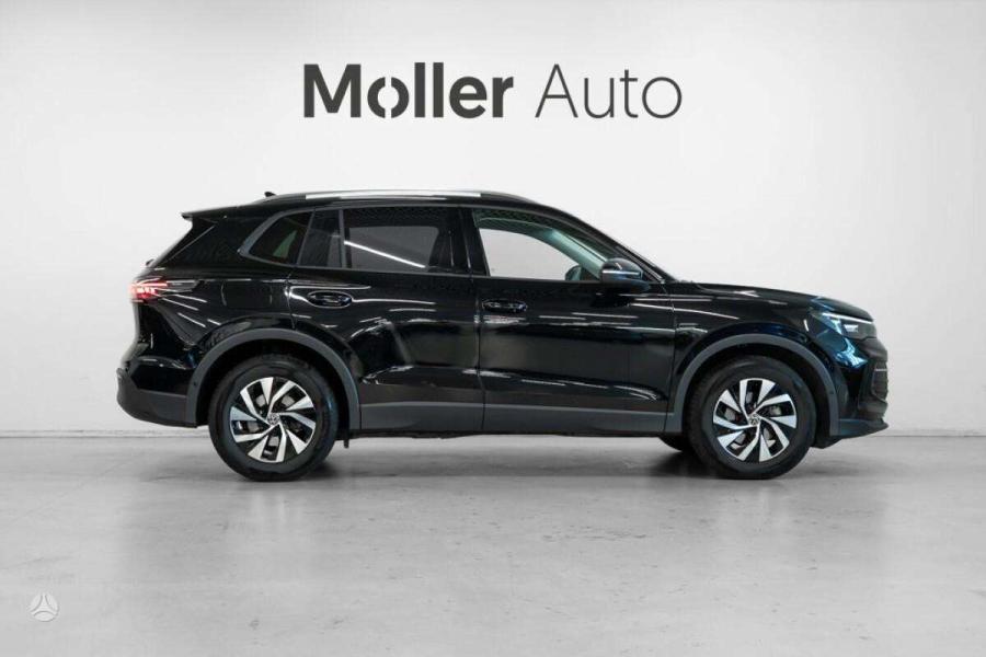 Black Volkswagen Tiguan 2026 in Vilnius, with an engine capacity of 1.50 L and mileage of 11 thousand km for 32600 €, photo 5 on AUTOMOTO.COM.LV
