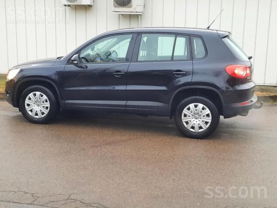 Black Volkswagen Tiguan 2011 in Riga, with an engine capacity of 2.00 L and mileage of 224 thousand km for 6950 €, photo 4 on AUTOMOTO.COM.LV