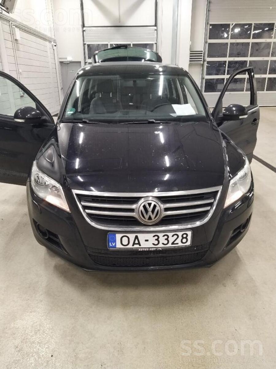 Black Volkswagen Tiguan 2011 in Riga, with an engine capacity of 2.00 L and mileage of 224 thousand km for 6950 €, photo 30 on AUTOMOTO.COM.LV