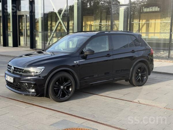 Black Volkswagen Tiguan 2019 in Riga, with an engine capacity of 2.00 L and mileage of 127 thousand km for 20500 €, photo 3 on AUTOMOTO.COM.LV