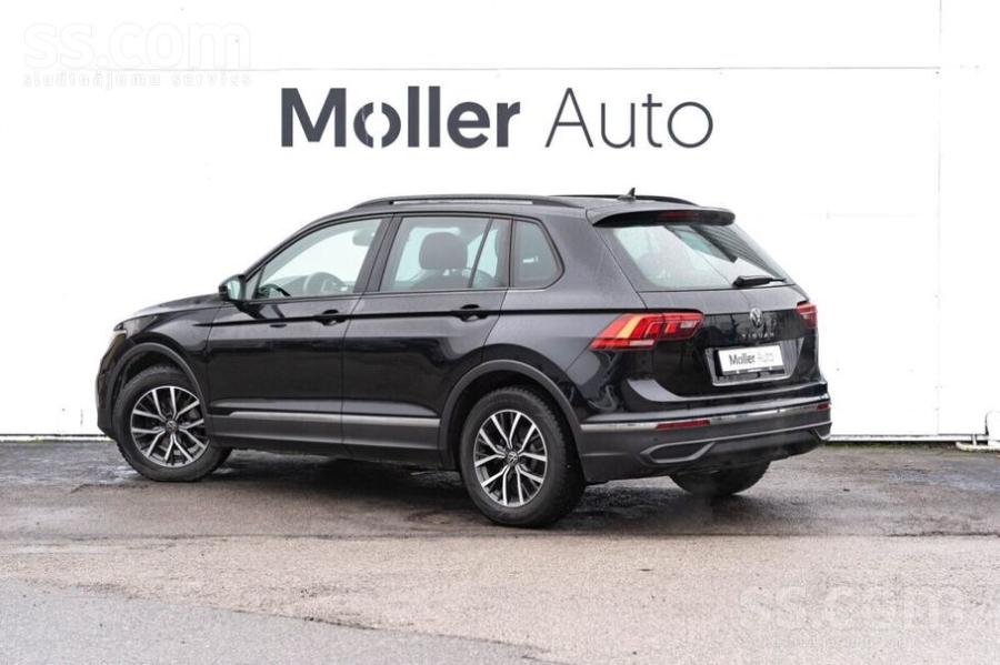 Black Volkswagen Tiguan 2021 in Riga, with an engine capacity of 1.50 L and mileage of 107 thousand km for 20650 €, photo 3 on AUTOMOTO.COM.LV