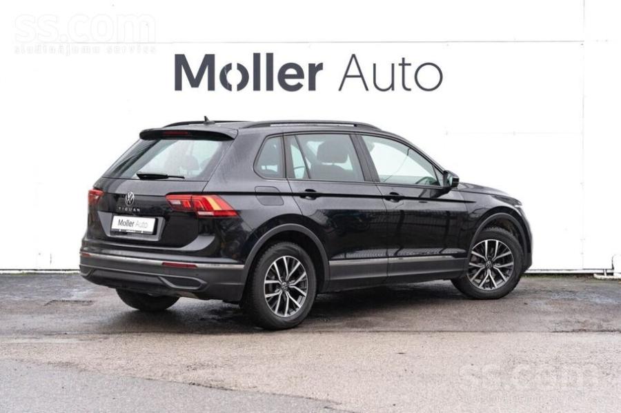 Black Volkswagen Tiguan 2021 in Riga, with an engine capacity of 1.50 L and mileage of 107 thousand km for 20650 €, photo 4 on AUTOMOTO.COM.LV